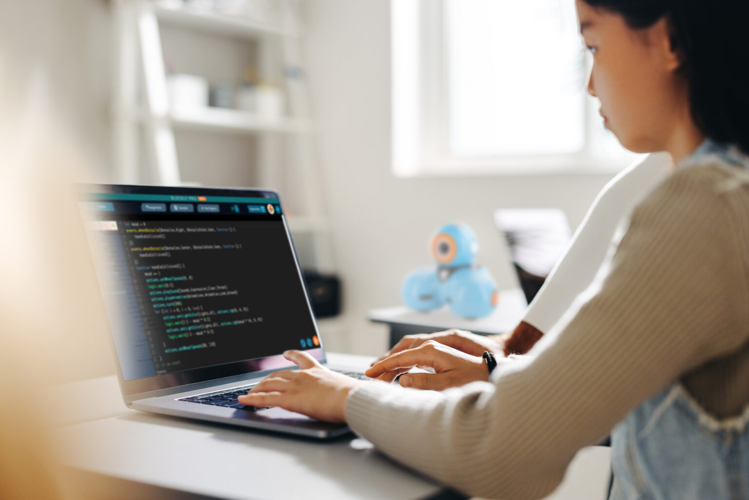 Selecting the Best Robot for Young Learners: Dash vs. Makeblock mBot2 Comparison